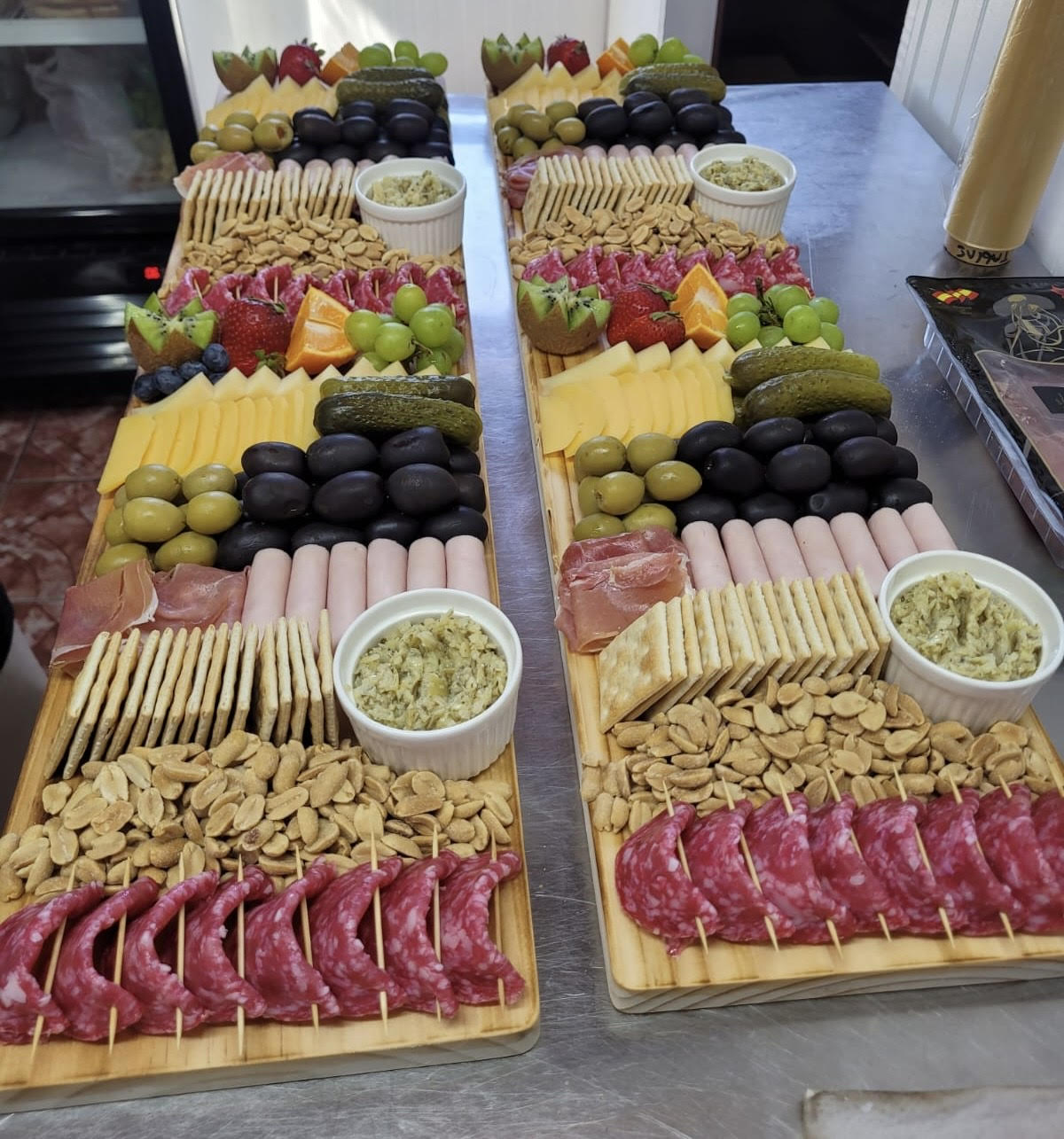 Tabla de picoteo salado de 80 cm (6 a 8 personas) – Loreto Rojas