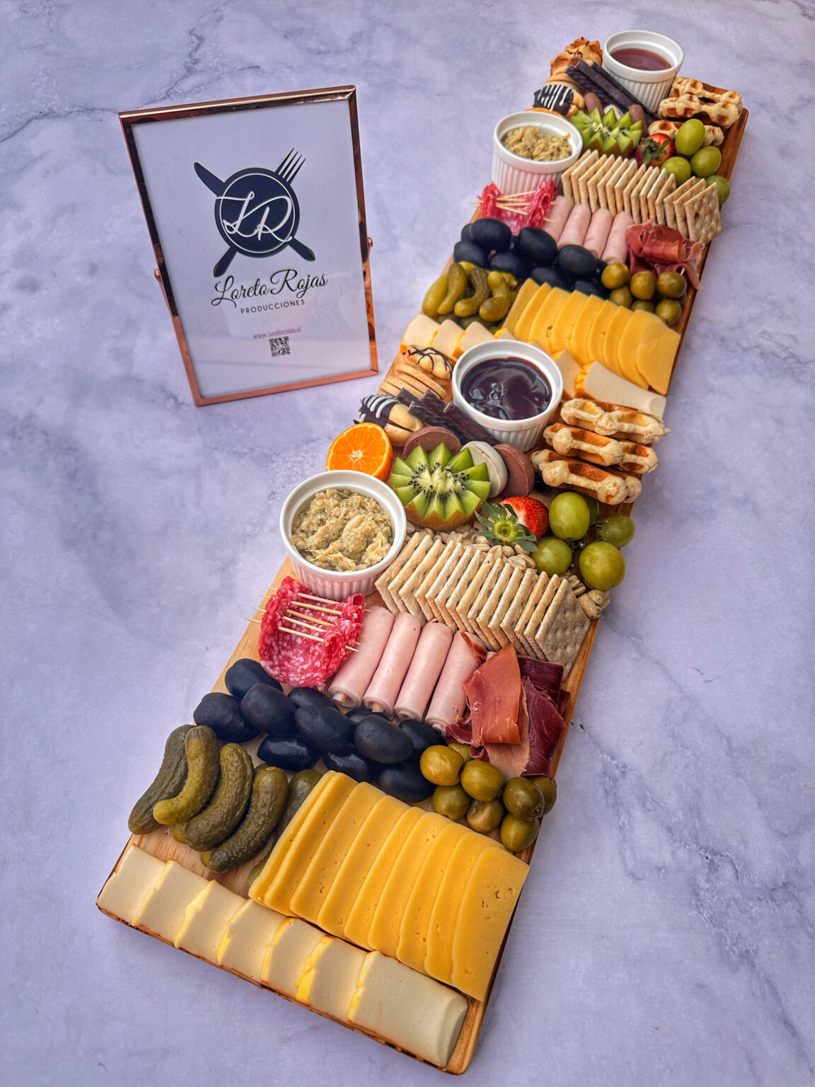 Tabla gigante de picoteo mixta salado y dulce de 80 cm con waffles ...