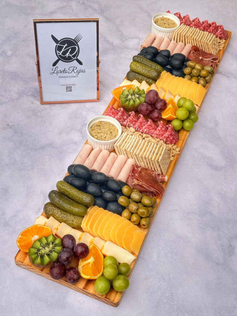 Tabla gigante de picoteo salado mas fruta de 80 cm con pocillos de loza ...