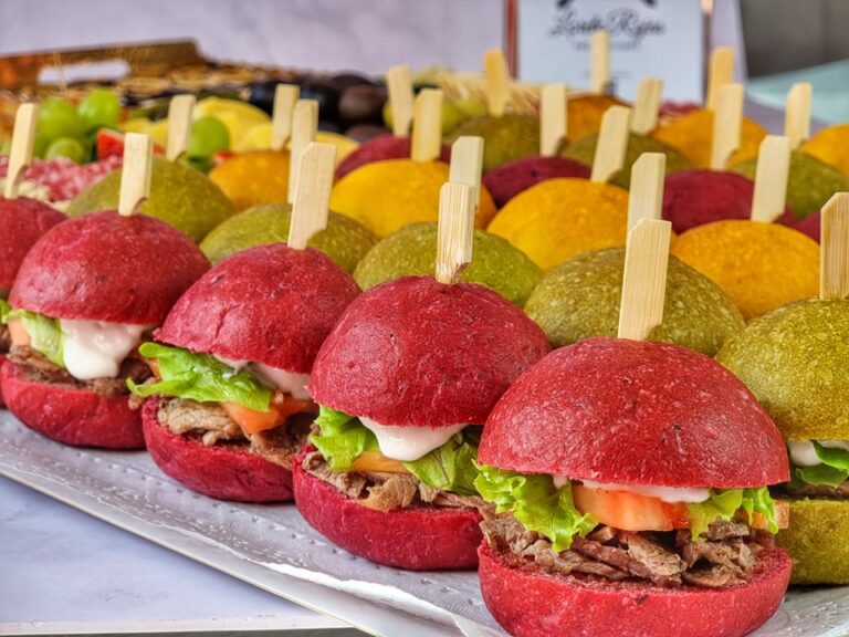 20 mini churrasquitos en pancitos de colores (churrasco,tomate,lechuga ...
