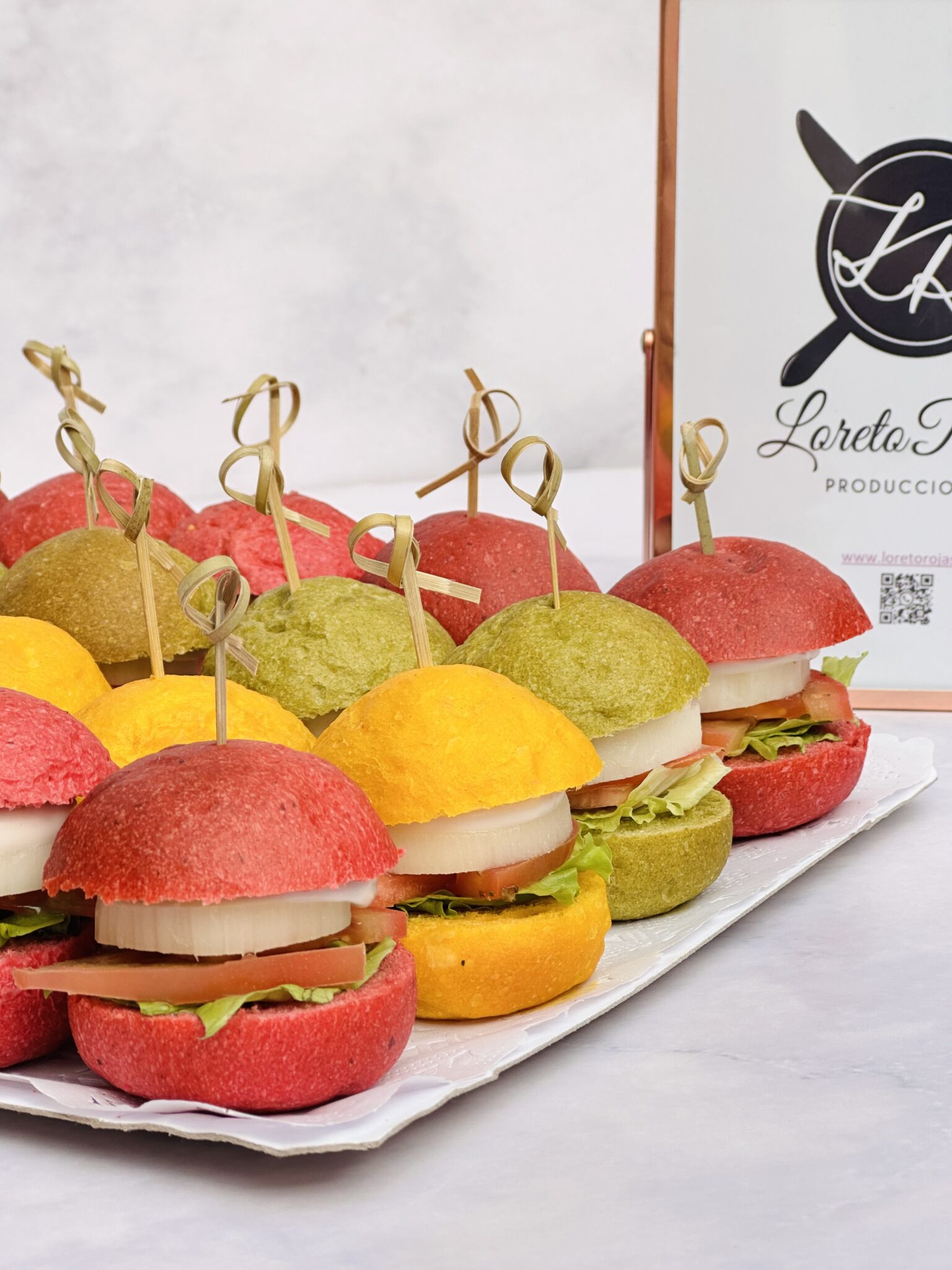 20 tapaditos de colores con palmito, lechuga, tomate y pasta de ...