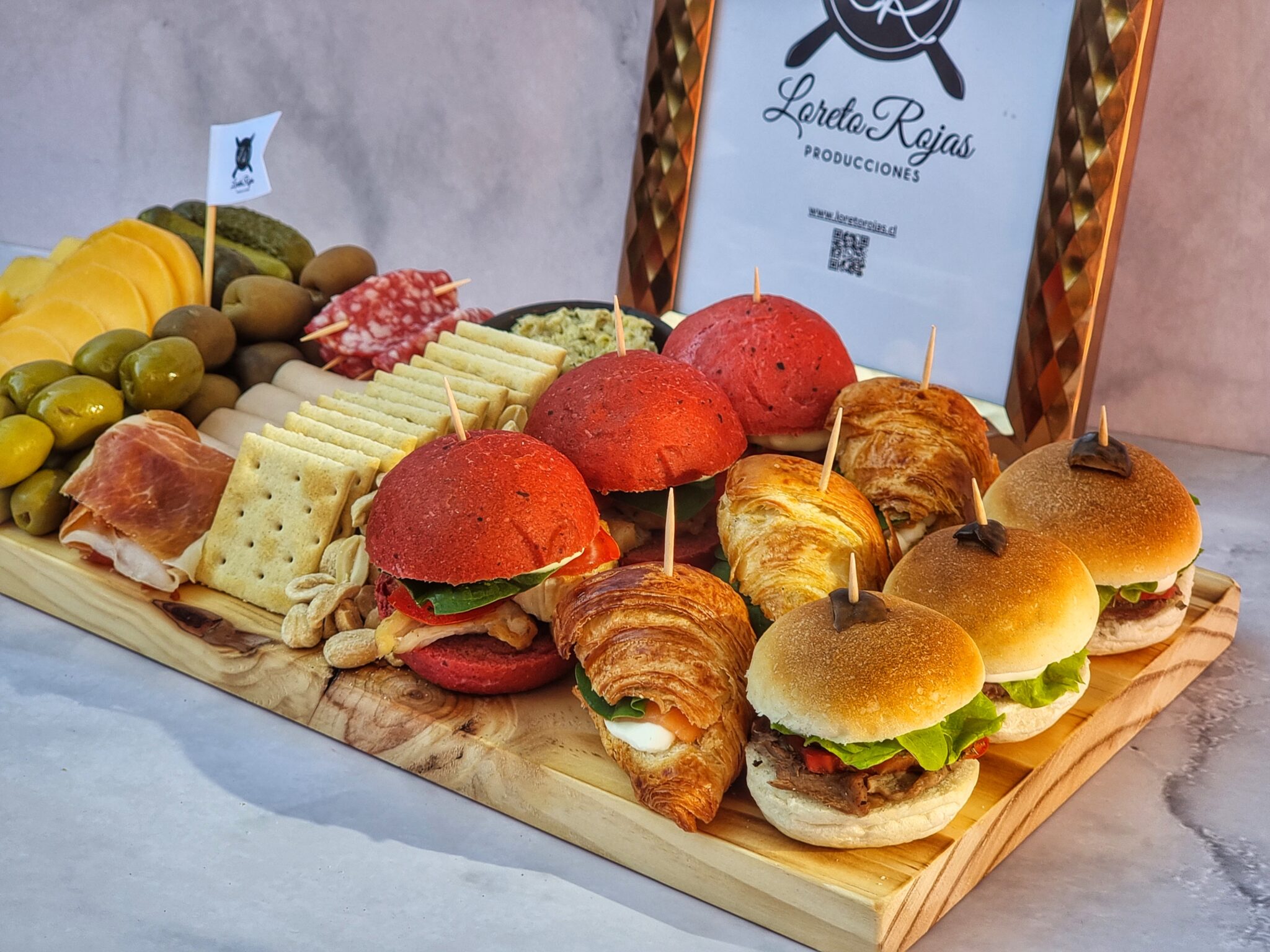 Tabla de picoteo salada + tapaditos y mini croissant de 40 cm (9 ...